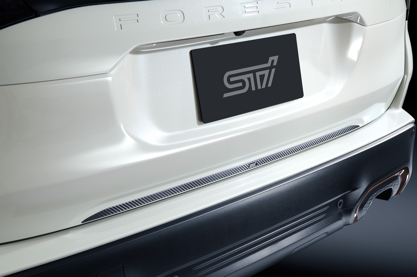 テールゲートガーニッシュ（ブラック）：FORESTER（SL）｜パフォーマンスパーツ｜STI